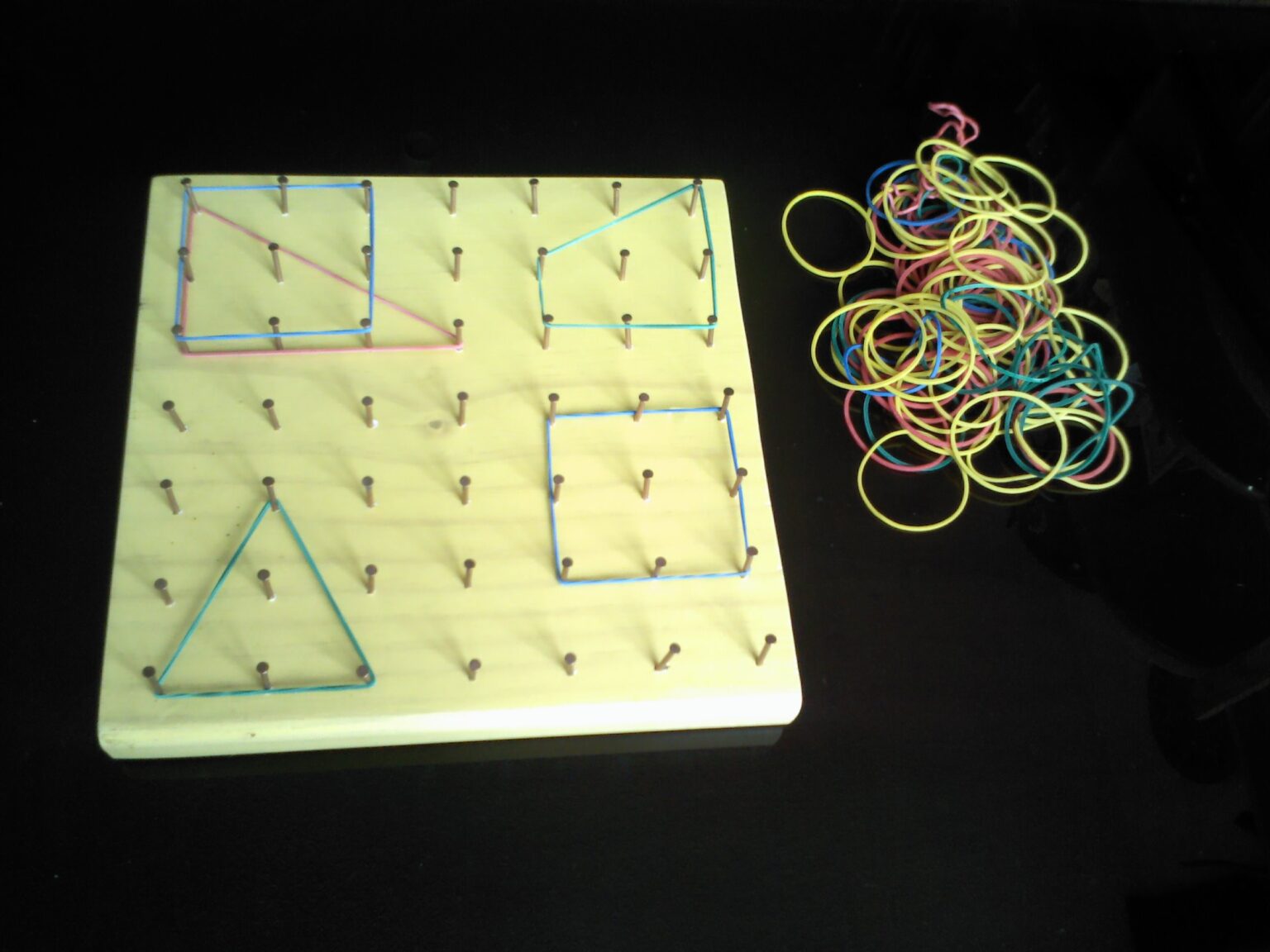 Tocando la geometría: el geoplano – Recursos para la Orientación Educativa